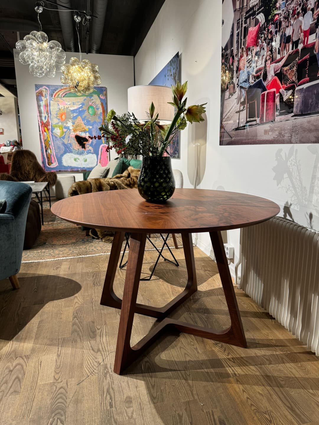 RÅDJURET | Matbord i valnöt. Runt bord, 120cm | SWEEF