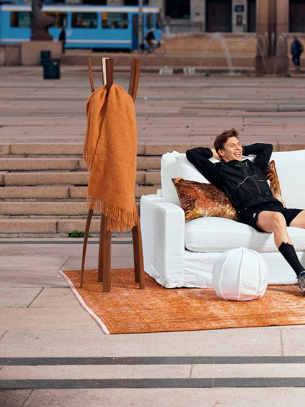 VALEN | Djup, skön soffa & fåtölj i sammet & linne | SWEEF