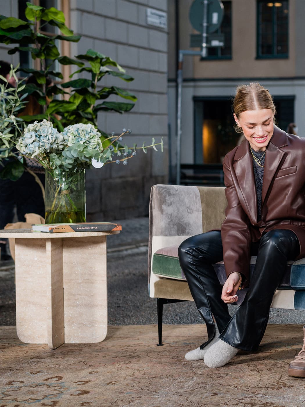 FLAMINGON | Skön soffa & fåtölj med höga stålben | SWEEF