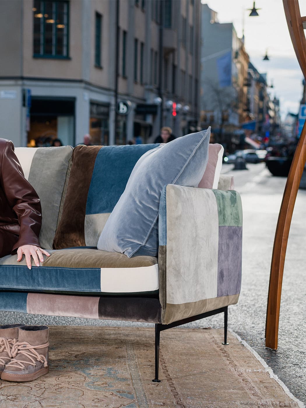 FLAMINGON | Skön soffa & fåtölj med höga stålben | SWEEF