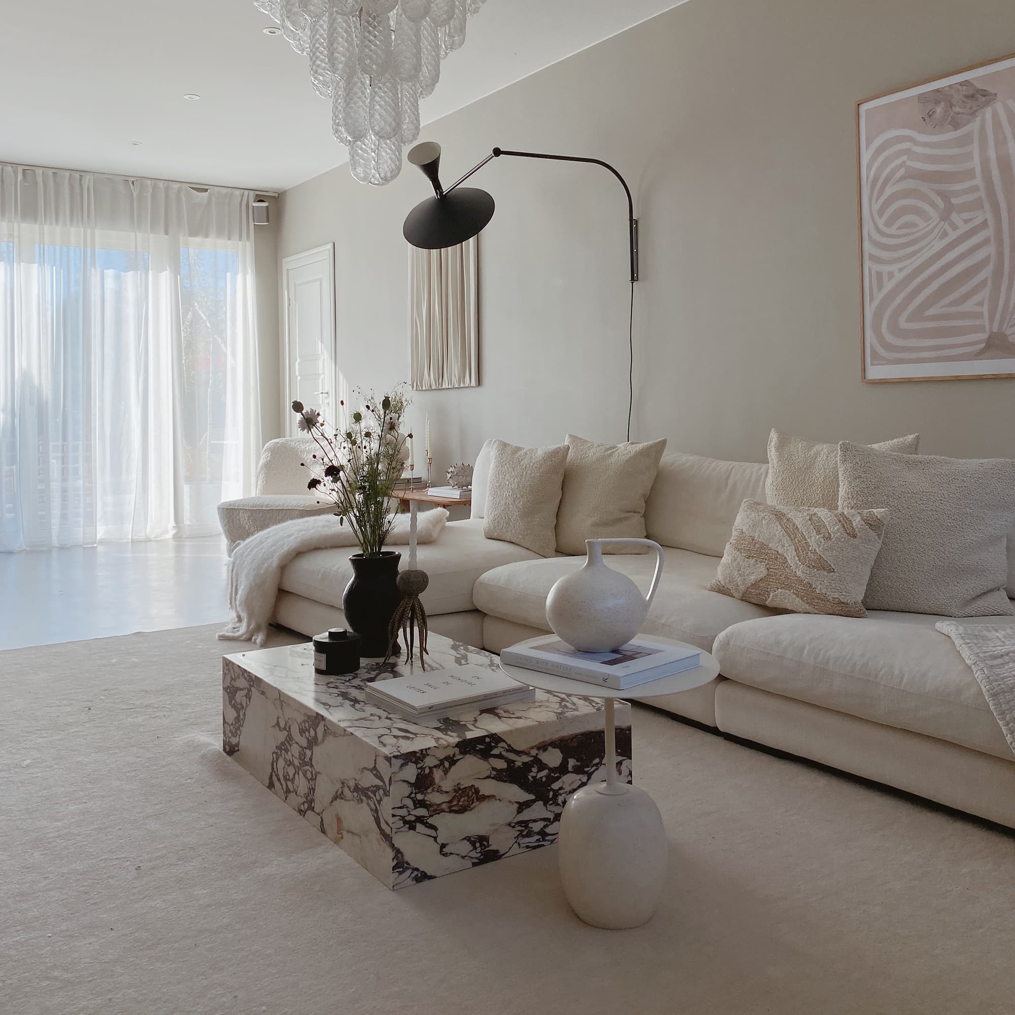 Rak modulsoffa med schäslong utan armstöd, klädd i en vit ...