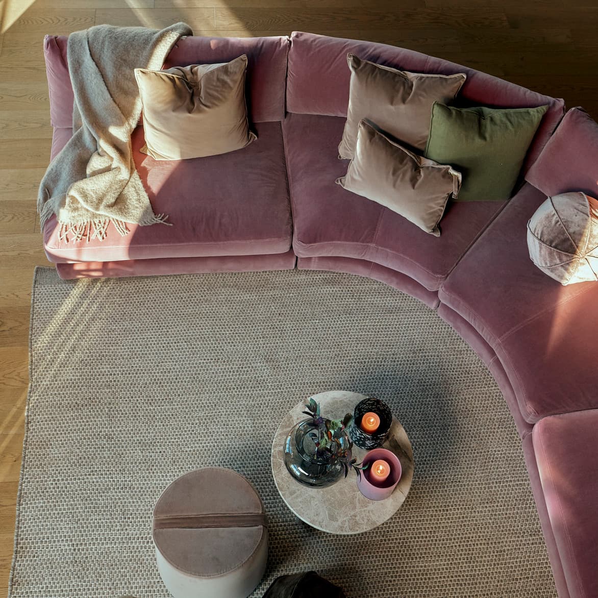 Svängda soffor från Sweef