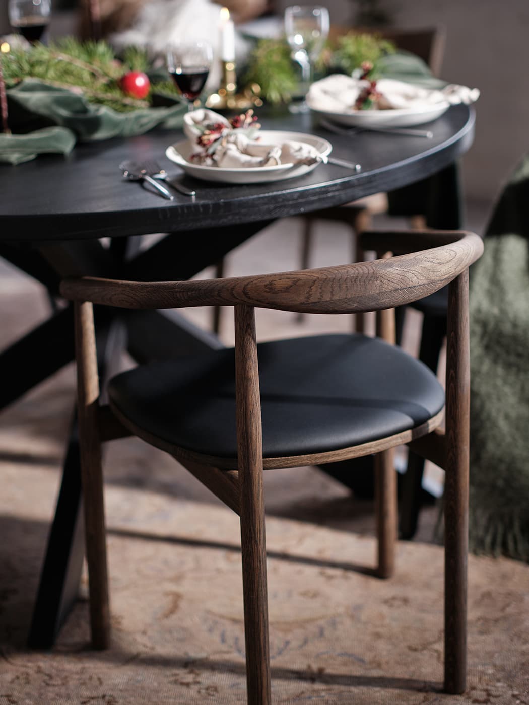 ÖRNEN | Stol i trä/ek. Köksstol med runt ryggstöd | SWEEF