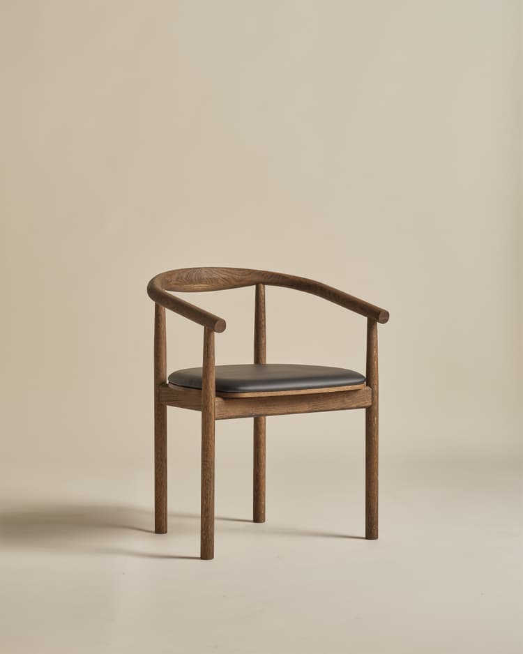 ÖRNEN | Stol i trä/ek. Köksstol med runt ryggstöd | SWEEF