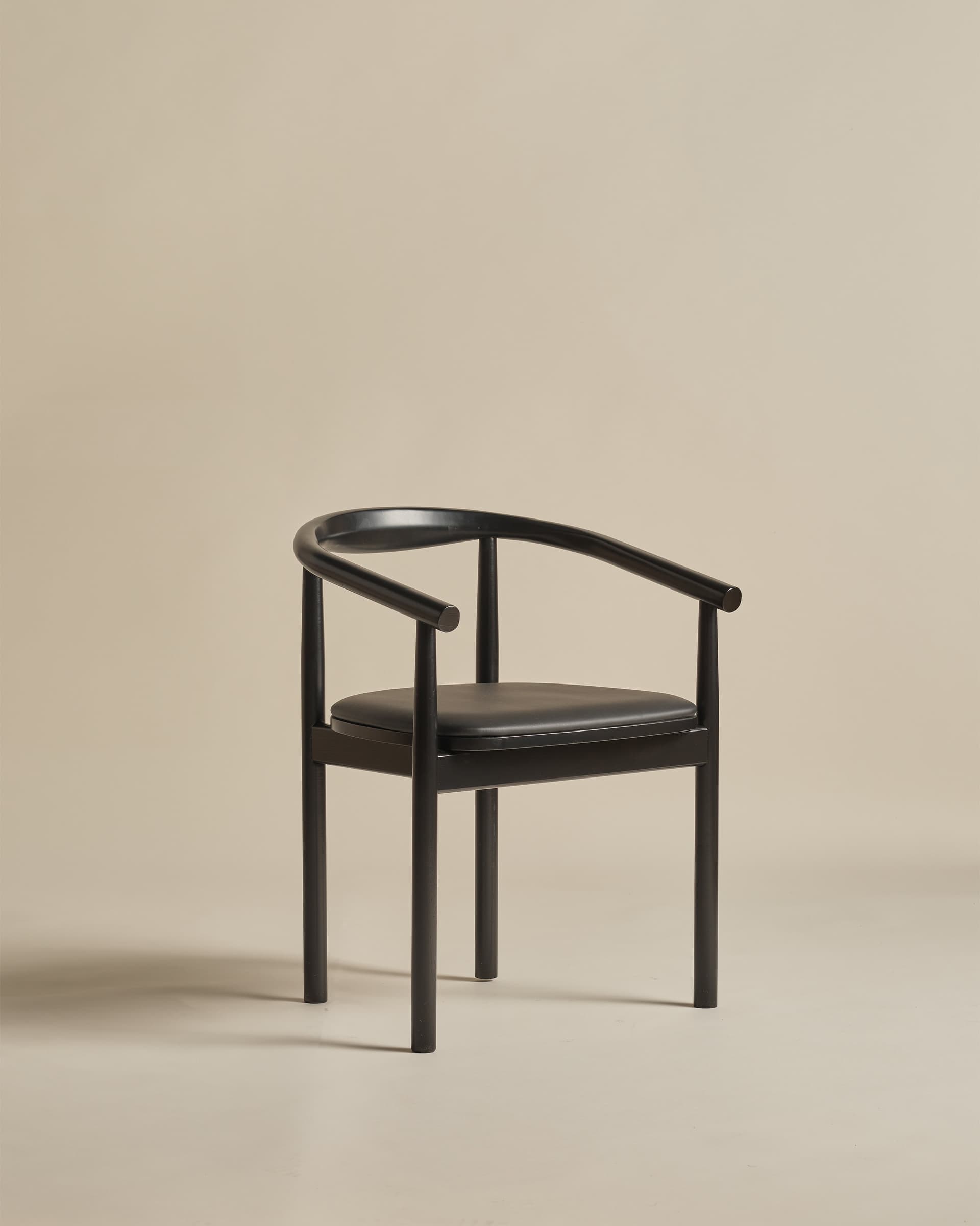 ÖRNEN | Stol i trä/ek. Köksstol med runt ryggstöd och mjuk sittdyna | SWEEF