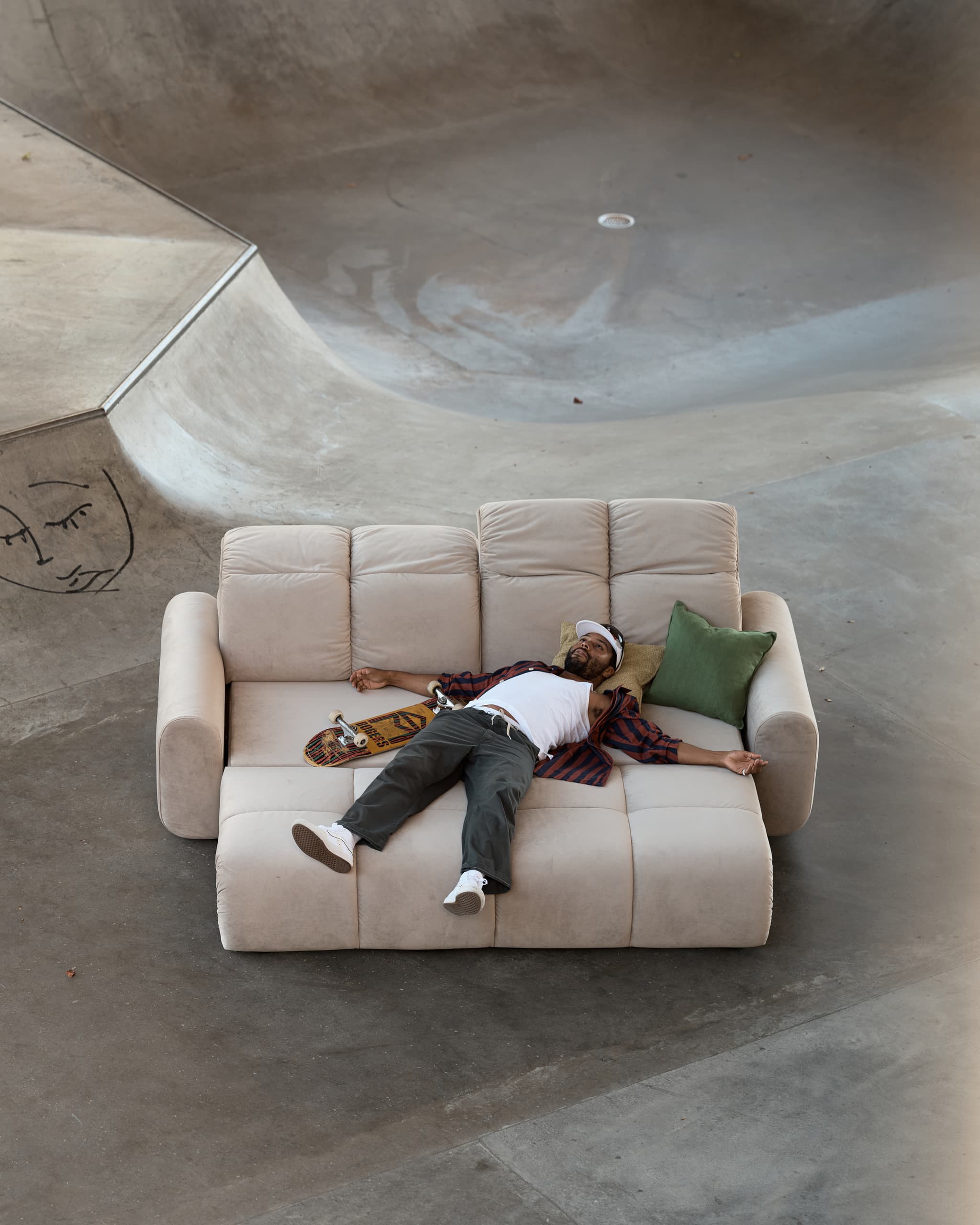 VALROSSEN | Stor, modern bäddsoffa i sammet, boucle | SWEEF