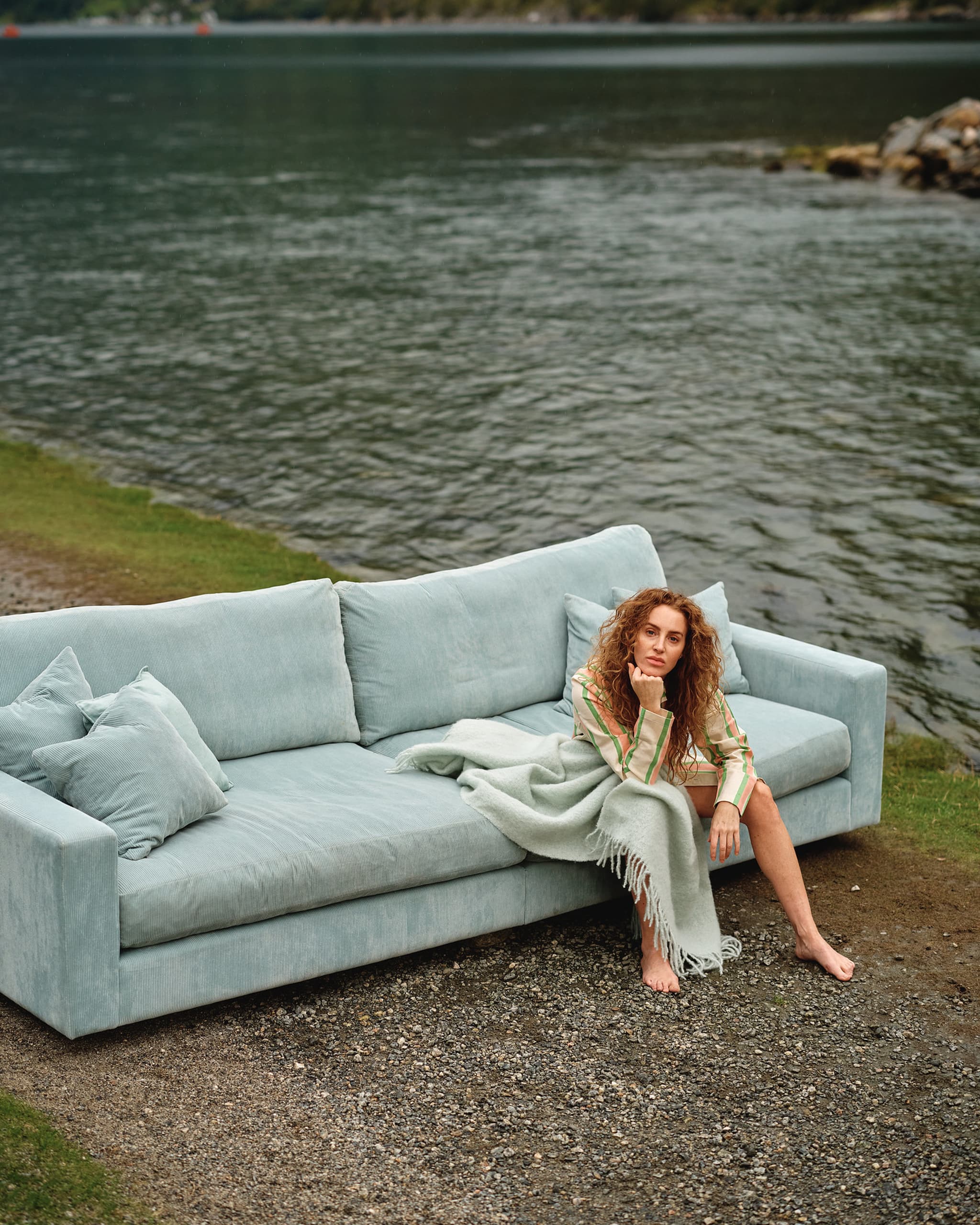 VALEN | Djup, skön soffa & fåtölj i sammet & linne | SWEEF