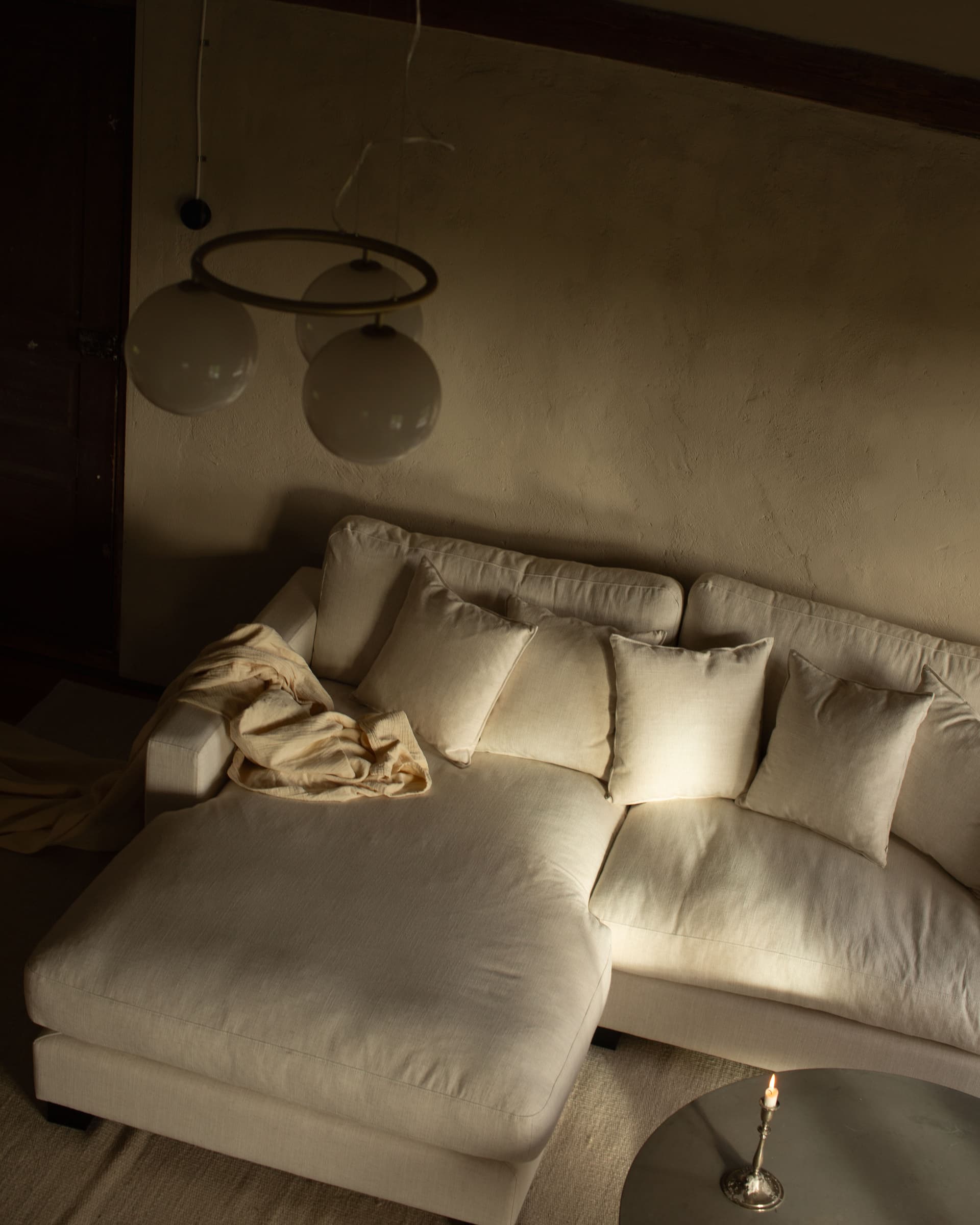 VALEN | Djup, skön soffa & fåtölj i sammet & linne | SWEEF