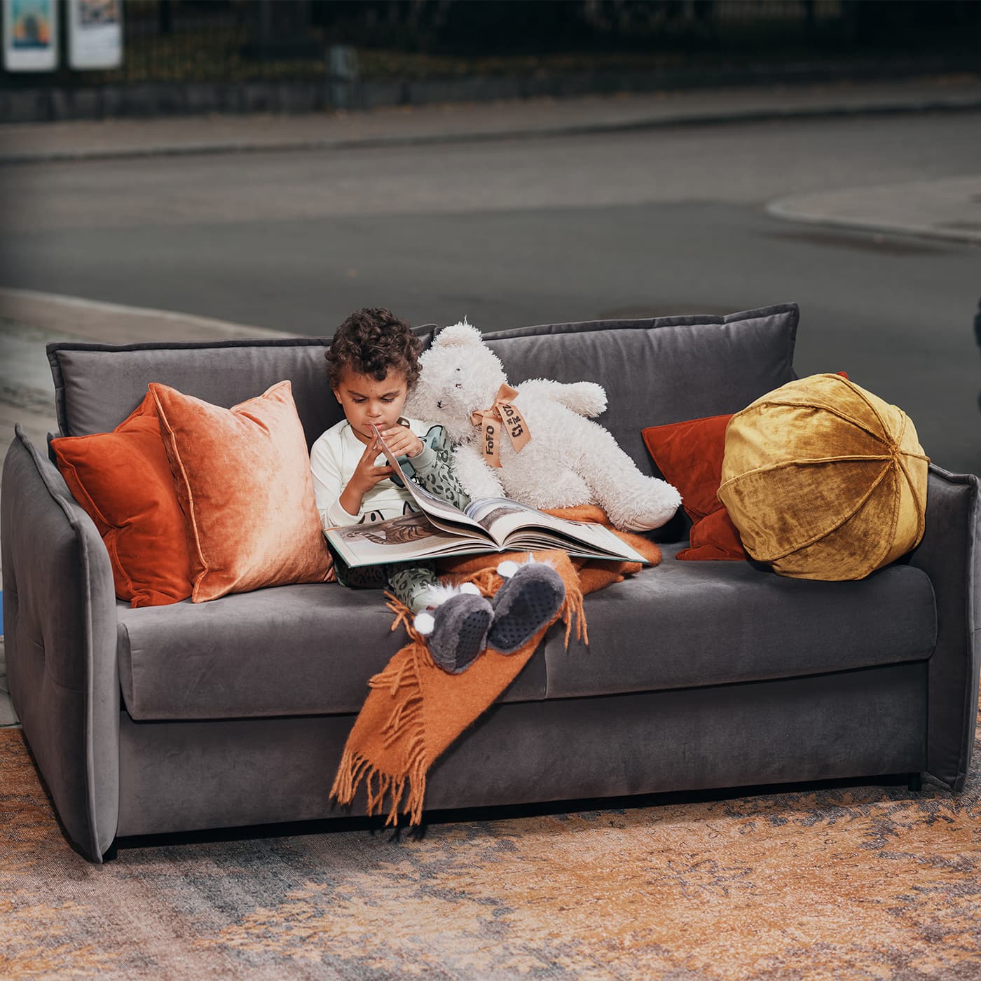 Liten soffa i sammet, manchester, eller linne | Sweef