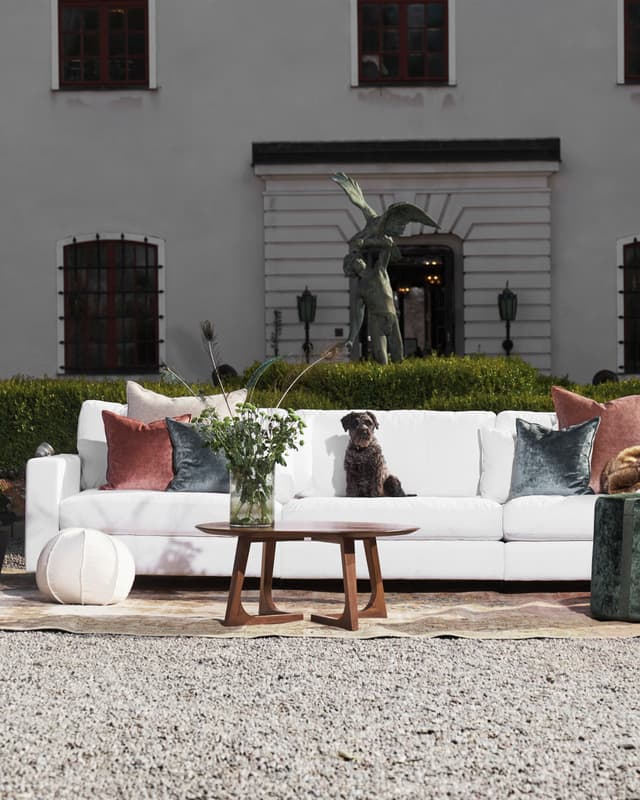 VALEN | Djup, skön soffa & fåtölj i sammet & linne | SWEEF