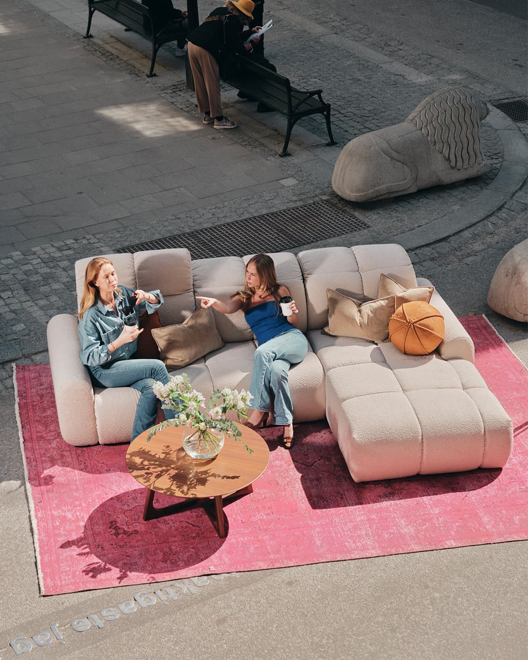 VALROSSEN | Stor, modern bäddsoffa i sammet, boucle | SWEEF