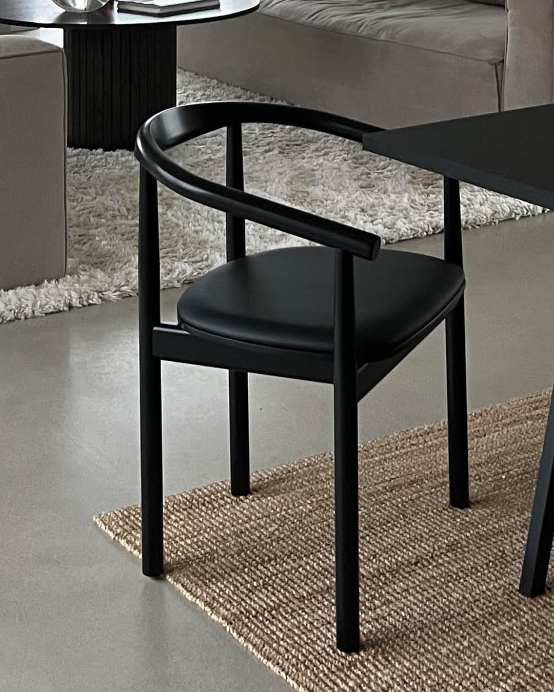 ÖRNEN | Stol i trä/ek. Köksstol med runt ryggstöd | SWEEF